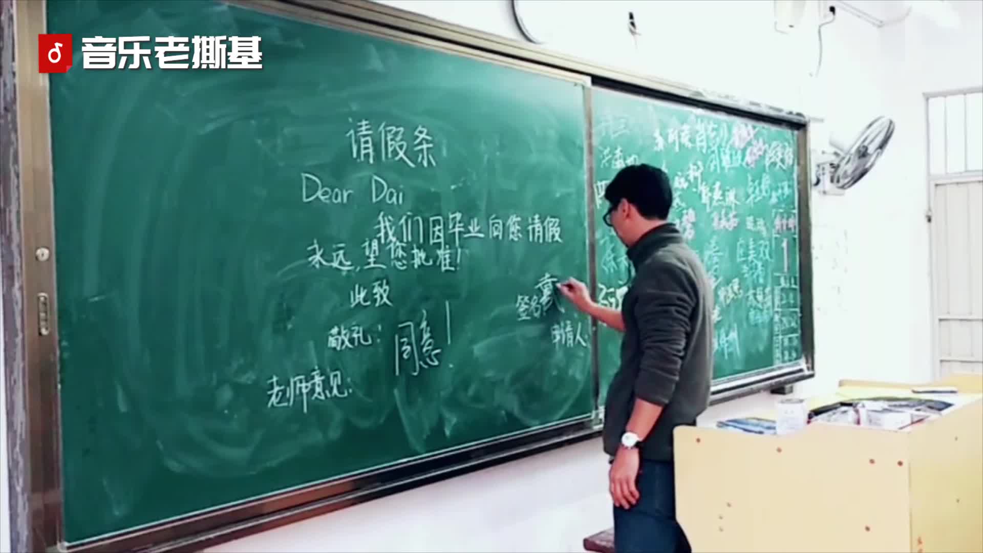 毕业季超火歌曲,学生们又合唱《西海情歌》,歌声太催泪
