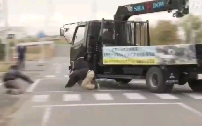 ...的交通事故也逐渐增加 于是警视厅干脆给外卖小哥开个实战交通安全...