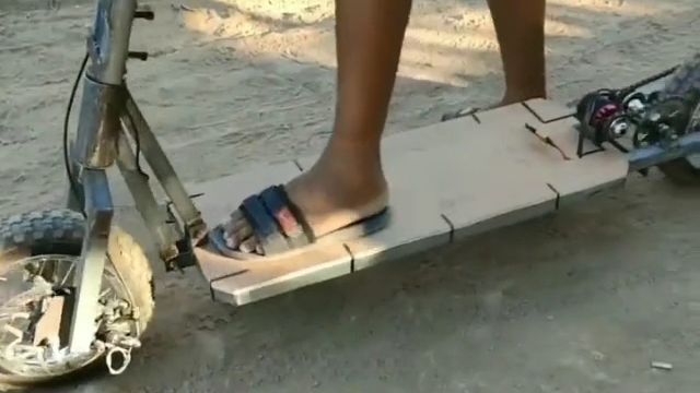 民间高手小伙制作折叠电动滑板车,这手艺绝了!