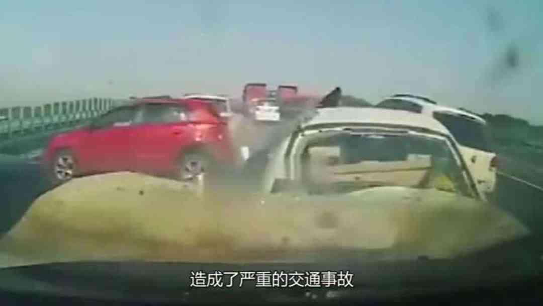 高速视频车早早刹车,却被后车惨烈追尾,造成五车相撞!