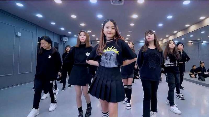 简单易学的女生流行舞蹈视频,萌娃们跳的太可爱了!超喜欢