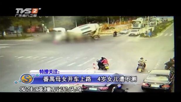 直行车道强行右转,泥头车撞翻电动车,后果让人不堪设想!