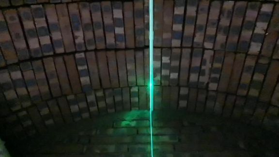 土窖建造全过程八按装照明灯,排风管,草皮护坡。