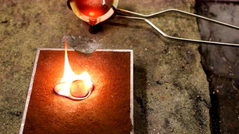 牛人熔化的银倒在沙子模具上,凝固后,精致的戒指诞生了!