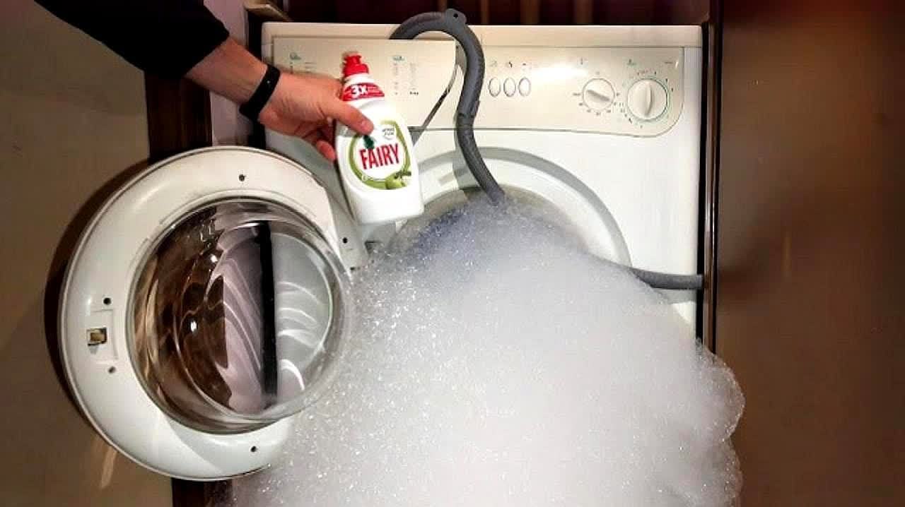 往洗衣机里倒一瓶洗衣液,启动后会发生什么事情?没事不要这么干