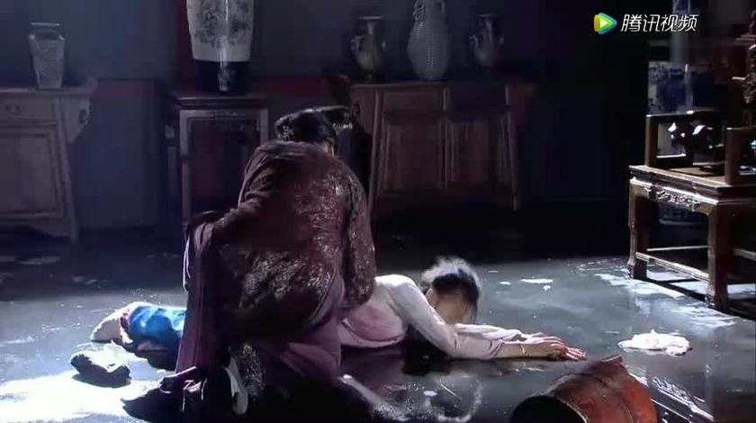还珠格格:容嬷嬷对紫薇用刑,气的尔康拿起针来就扎容嬷嬷。