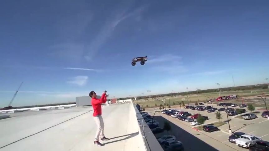 模型车动力太强劲了,直接飞上楼顶#好习惯改变生活 #模型 #rc