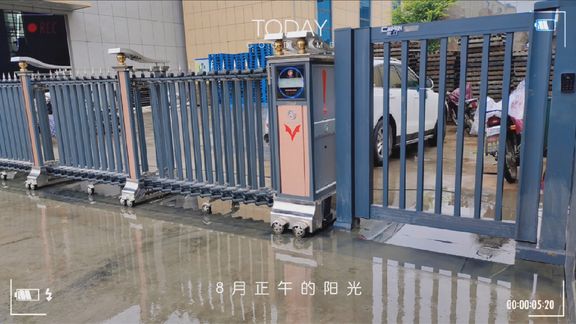 大气企业自动伸缩门结合电动小门