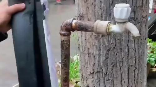水管冻住还在用热水浇水管?