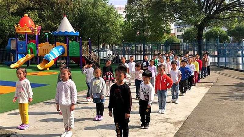 幼儿园调皮的孩子们,做操的样子真是太可爱了,简直太萌了