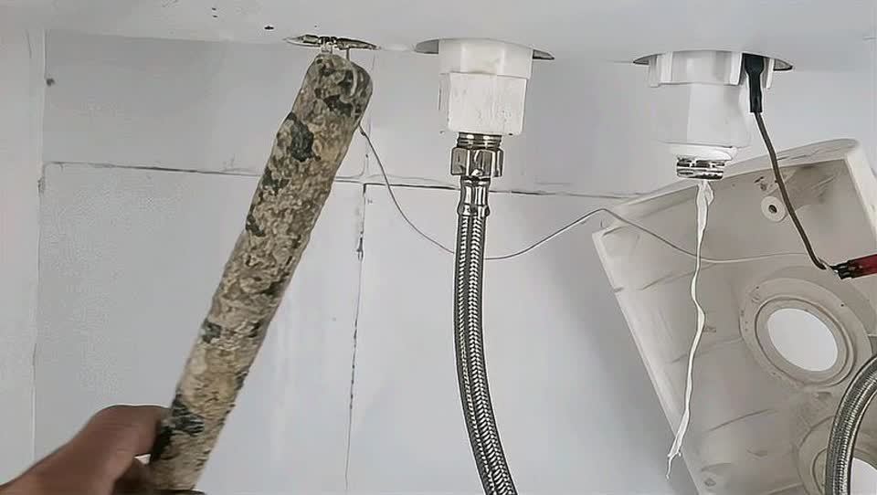 这是热水器里面的镁棒非常的长,看看怎么安装的