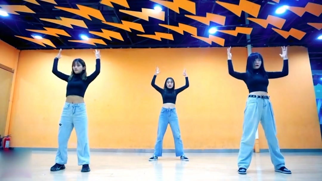 欢快年会热门舞蹈串烧,简单易学年会舞蹈视频,郑州皇后舞蹈