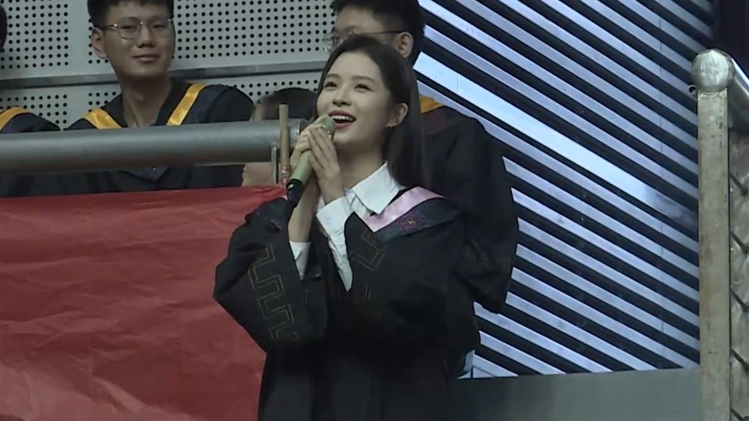 这就是别人家的大学,毕业典礼秒变演唱会,一开嗓轰动全场!