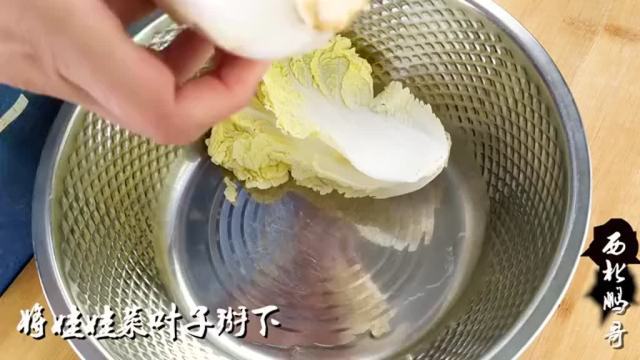 娃娃菜这样做太好吃了,不炒也不拌,卷一卷,比肉好吃,瞬间光盘