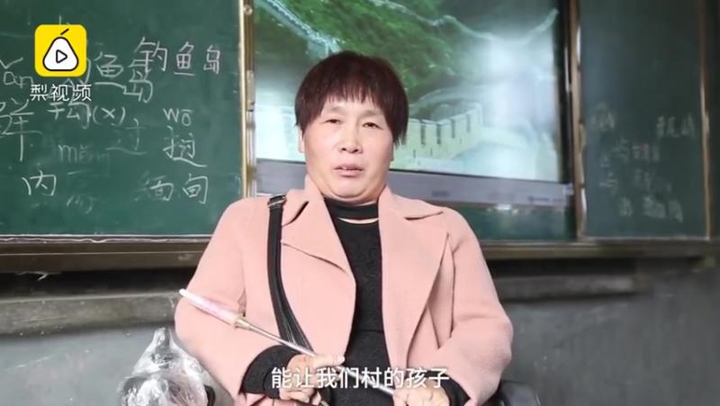 【瘫痪女教师办小学教书30年 ,手指萎缩用“1米长粉笔”写板书】11...