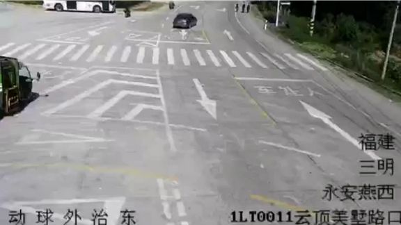 【学生骑自行车横穿马路被撞飞】#覆车之戒#