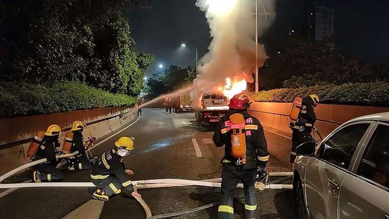 凌晨一拖车上电动汽车起火,广州消防到场扑救