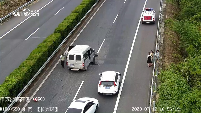 烈日下暖心一幕!你们徒手推车的样子有点帅