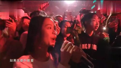 湖南卫视跨年演唱会,马天宇与歌迷互动,女生握着话筒不放 (1)