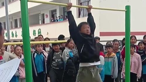 体育课上的体能测试,四十多个男生只有他能做出来,看女生的眼神都是星星啊