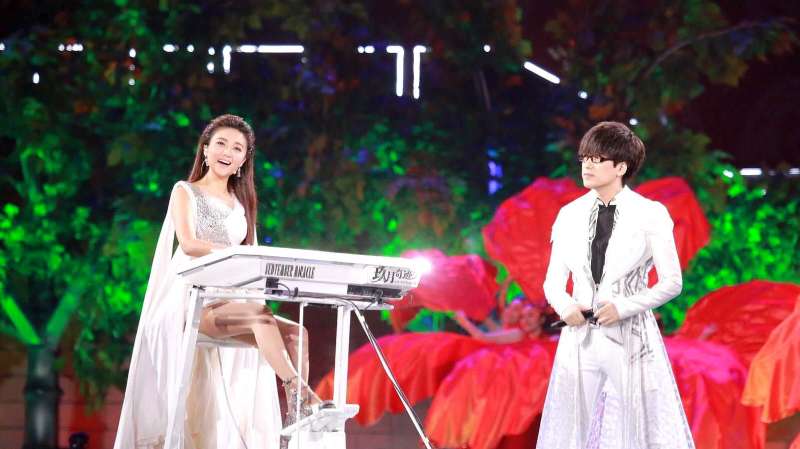 玖月传奇歌唱《我的祖国》,歌声嘹亮动听,唱出自豪的感觉!