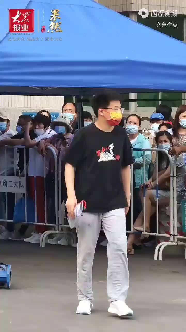 果然视频|高考首日结束,众多家长场外捧花迎考生