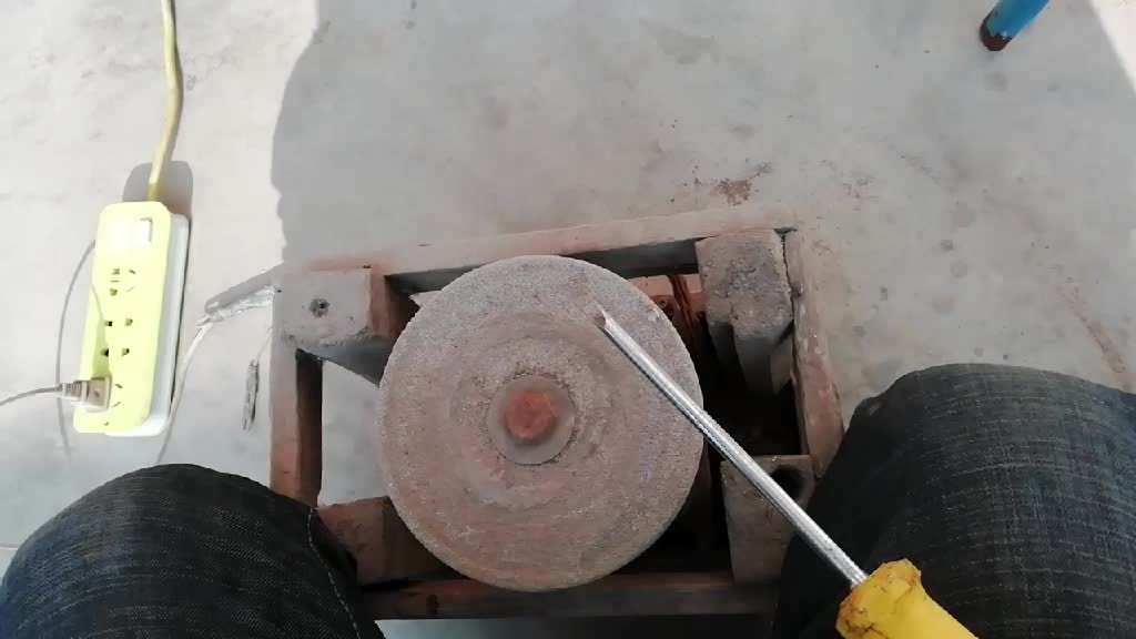 使用洗衣机电机做了个简易砂轮机