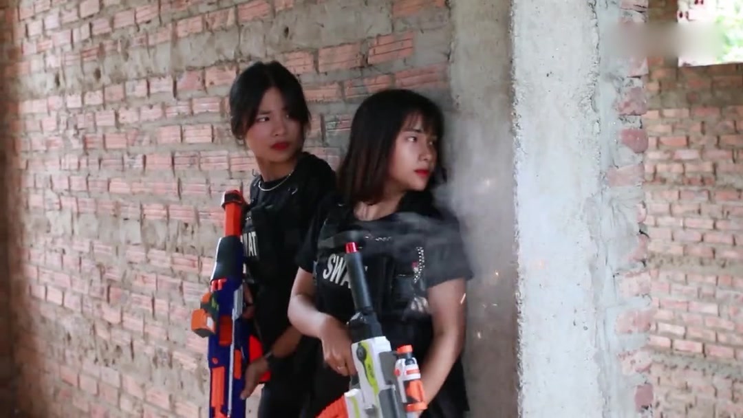 搞笑CS枪战-美女队友直接屋子扫敌人