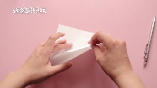 两张纸折好的凯蒂猫,还能制作成书签,萌萌的超可爱!