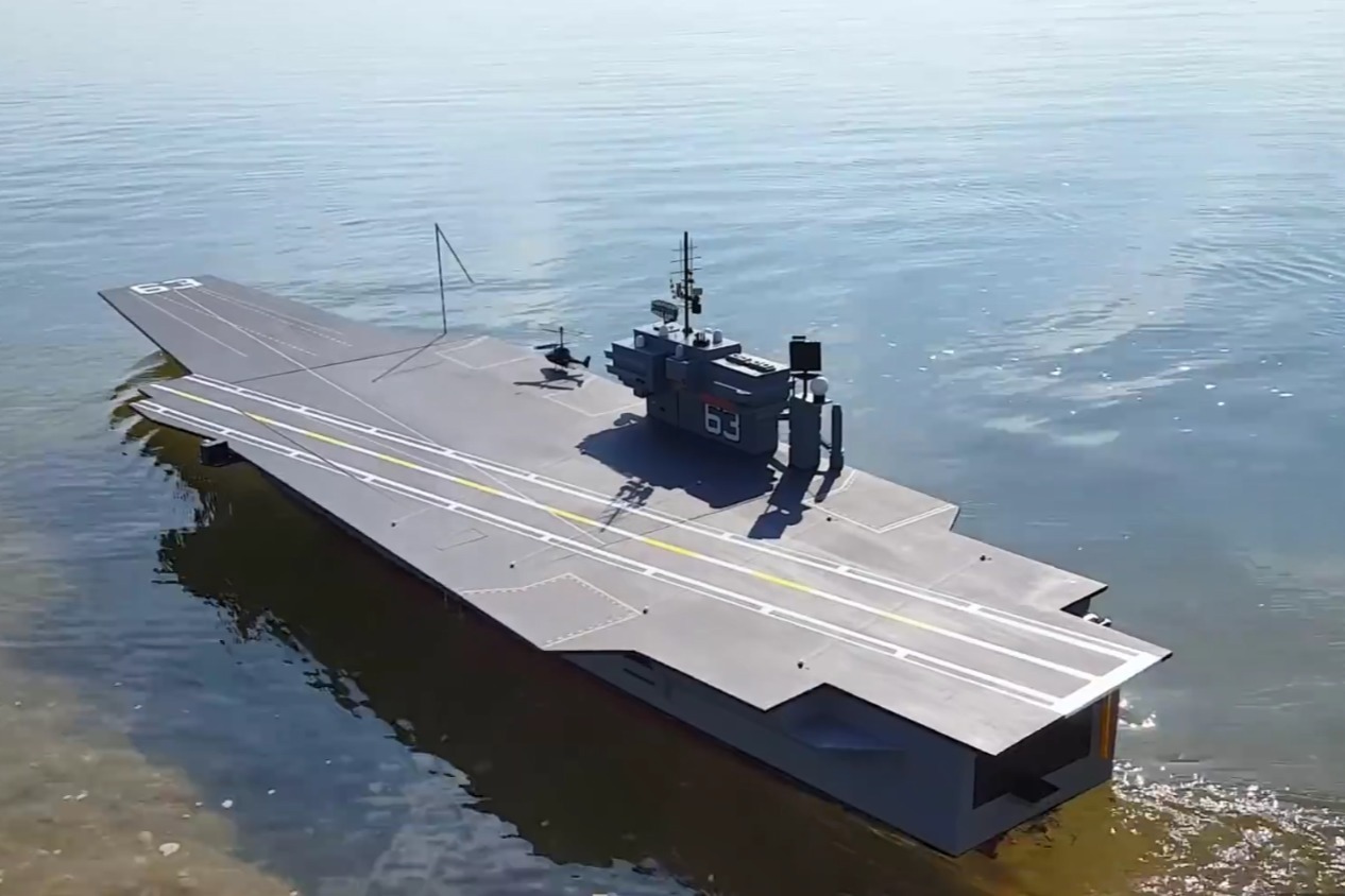 模型的天花板!打造航空母舰模型,没想真的能起降遥控飞机