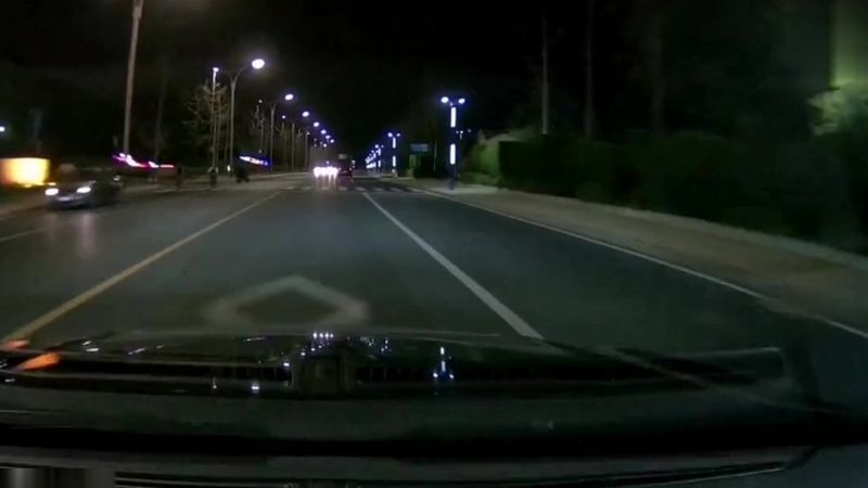 电动车转弯完全无视后面车的存在,遇到这样人十个有九个要爆粗口