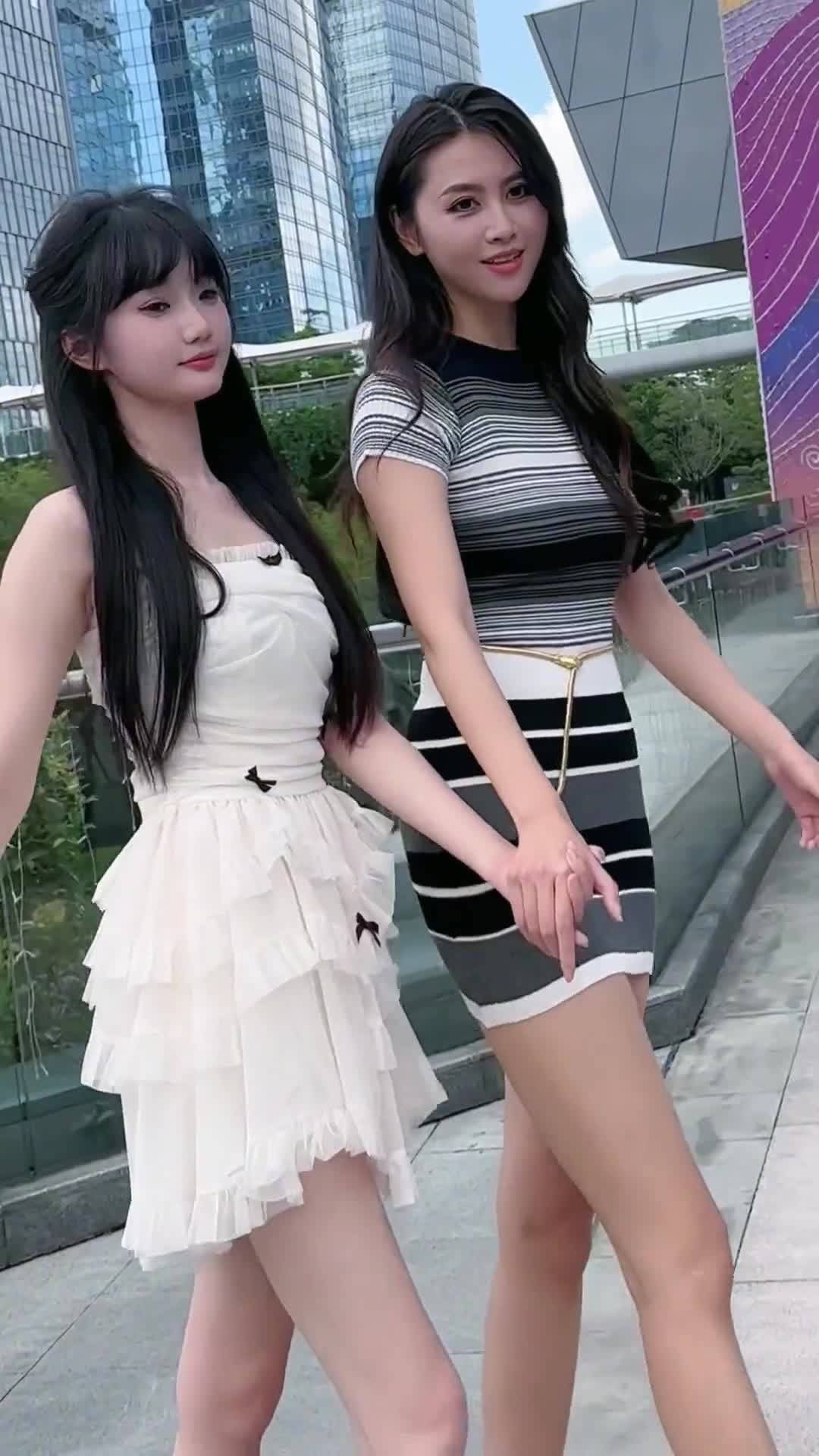 你们觉得两个长得像吗