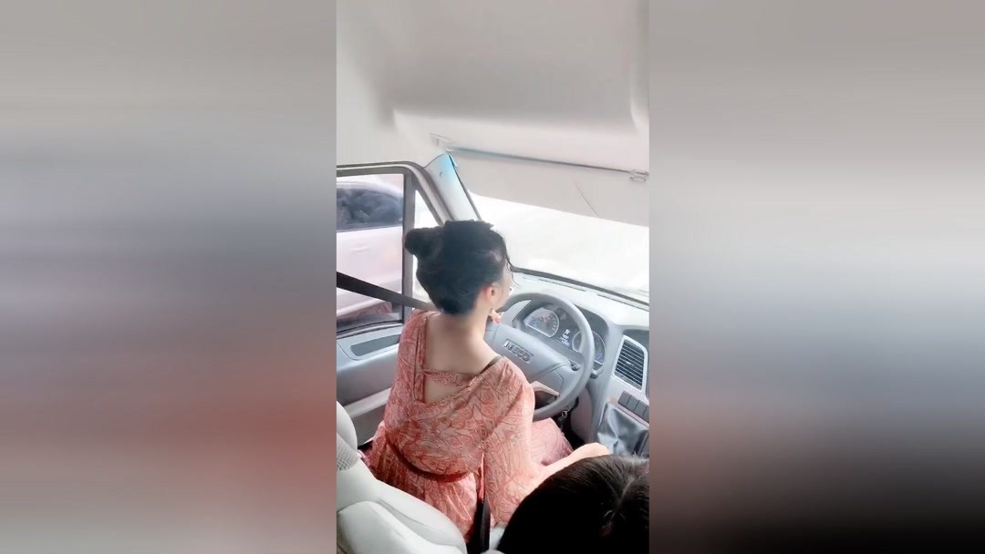 ...娇弱的我开手动档依维柯眼检查车座位必须靠前坐,脚才能踩离合挂档,...