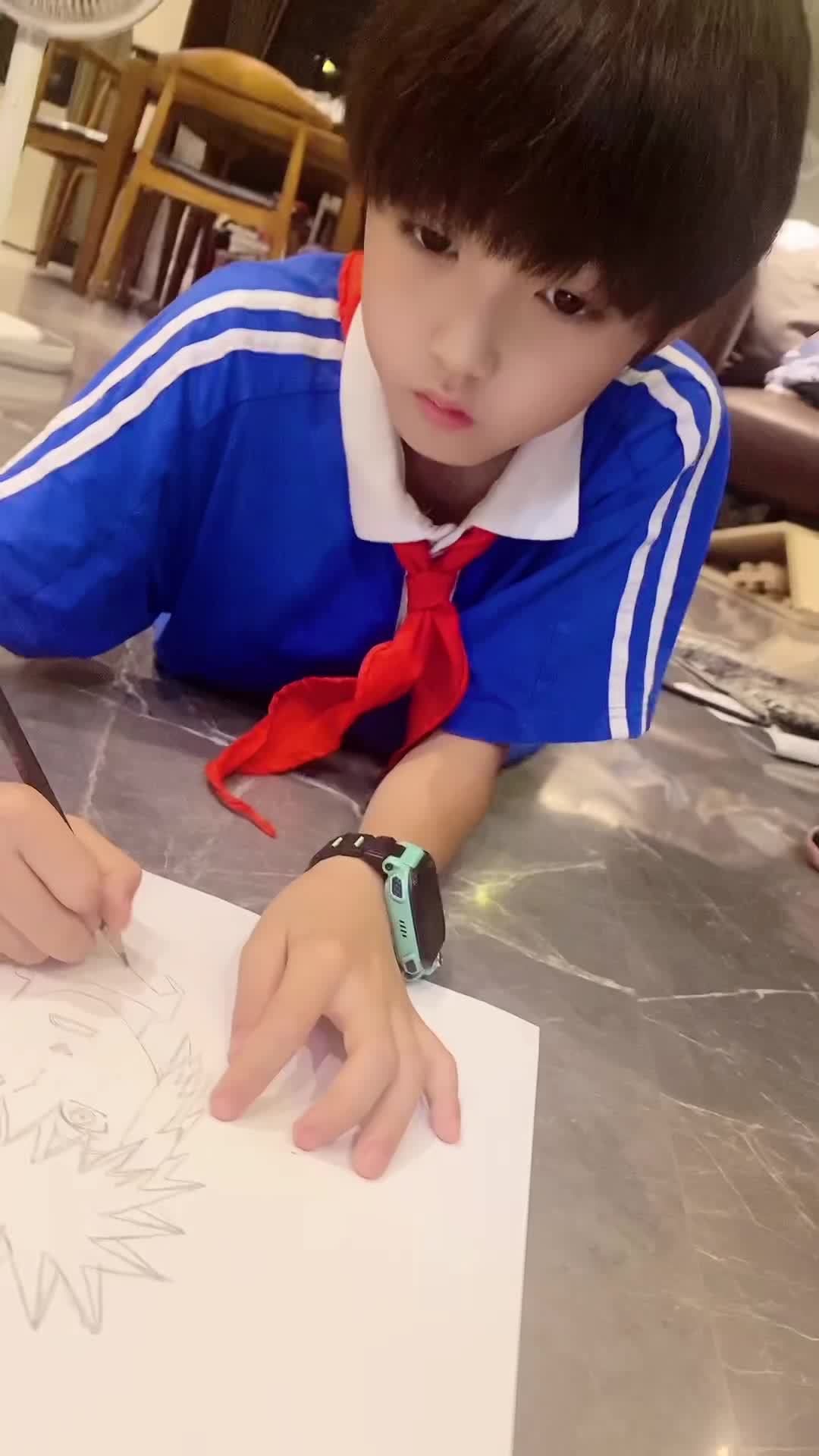 爱画画的孩子动漫手绘认真的样子真可爱