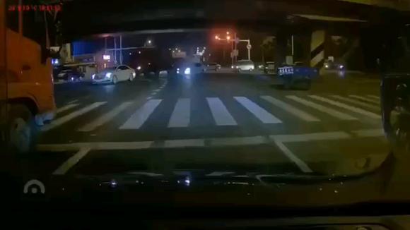 无锡高架桥坍塌,有车辆被压,三轮车躲过惊险一劫