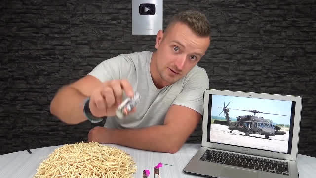 外国小哥制作模型,只用硬纸板和火柴,做出了一架华丽的飞机