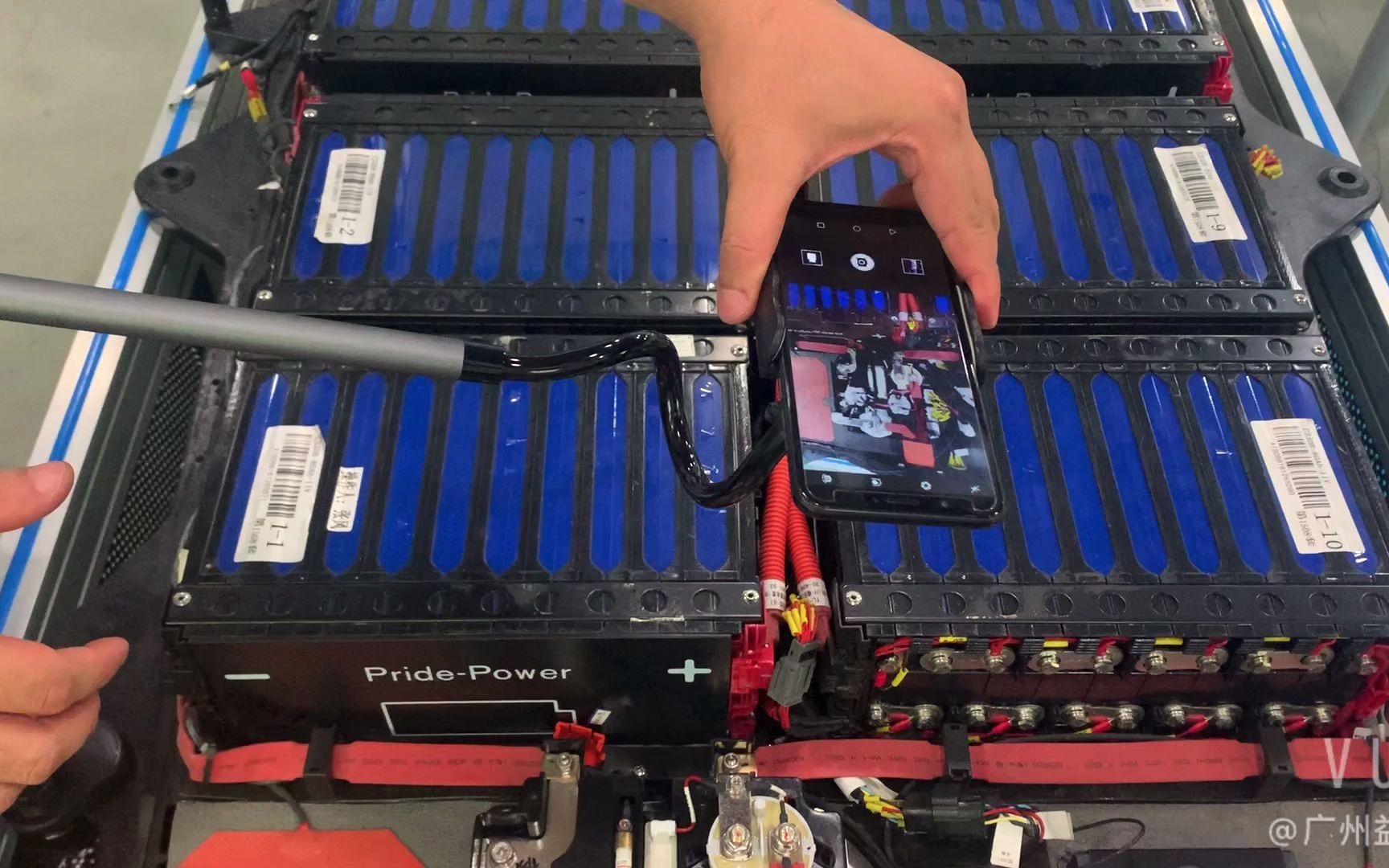 17.新能源汽车电池实训台的教学演示