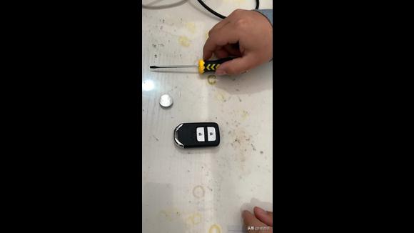 免费教你换汽车钥匙电池 本田智能卡