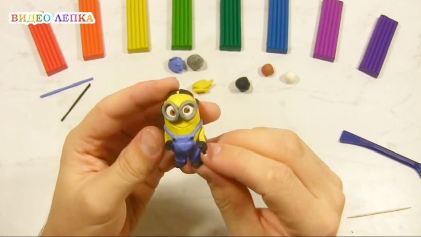 用五颜六色的橡皮泥捏一个小黄人,小伙伴们看看像不像,真好看