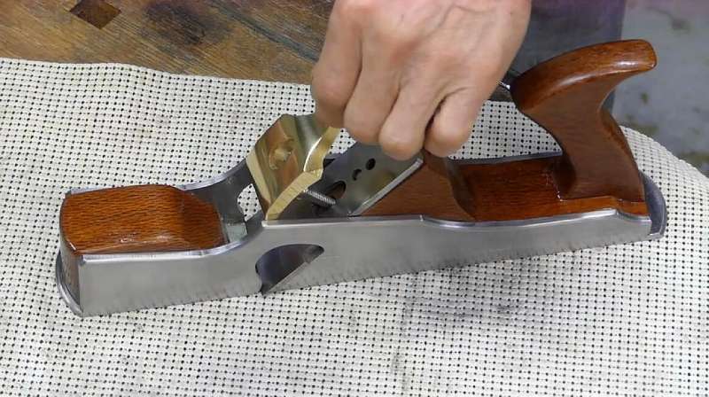 老外制造一个传统木工工具刨,这手艺惊为天人,真是一种享受