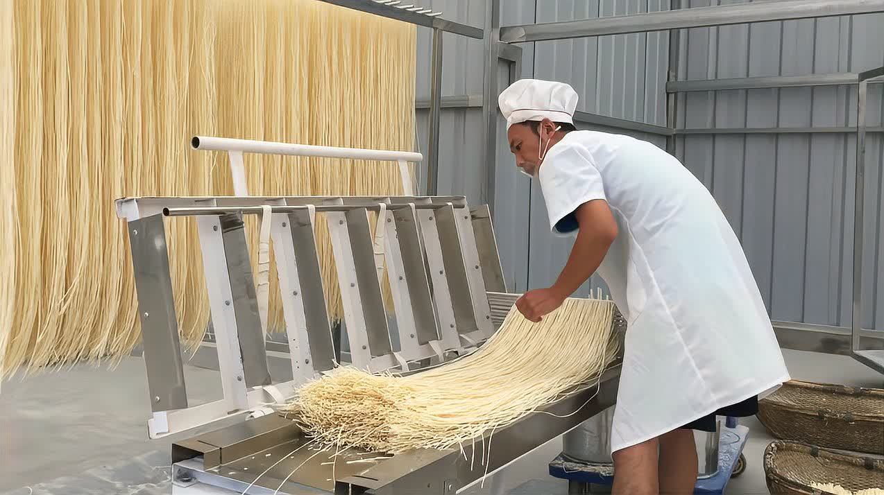 手工面条到底怎么压的呢?今天小贾带你看看他的挂面