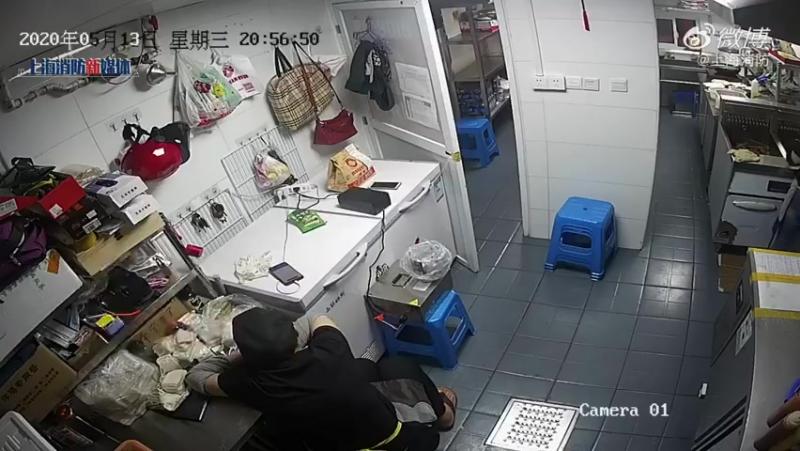 ...监控记录电动自行车电池爆炸全过程】近日,上海静安区一炸鸡店发生...