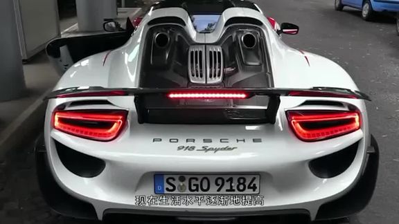 保时捷918倒车撞上911,1300万与300万的碰撞,车主的反应亮了