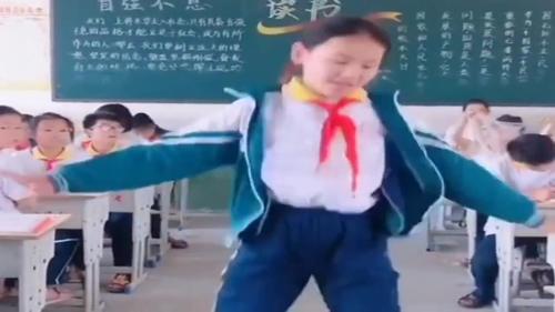 小学生课堂上跳最近超火的舞蹈,这舞姿堪比农商行的银行小姐姐啊