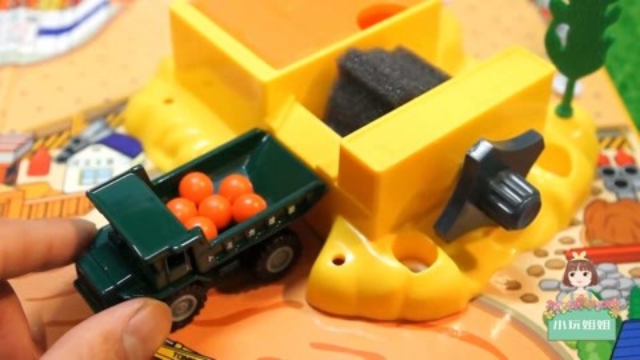 儿童翻斗车视频:运输汽车,装了很多海洋球