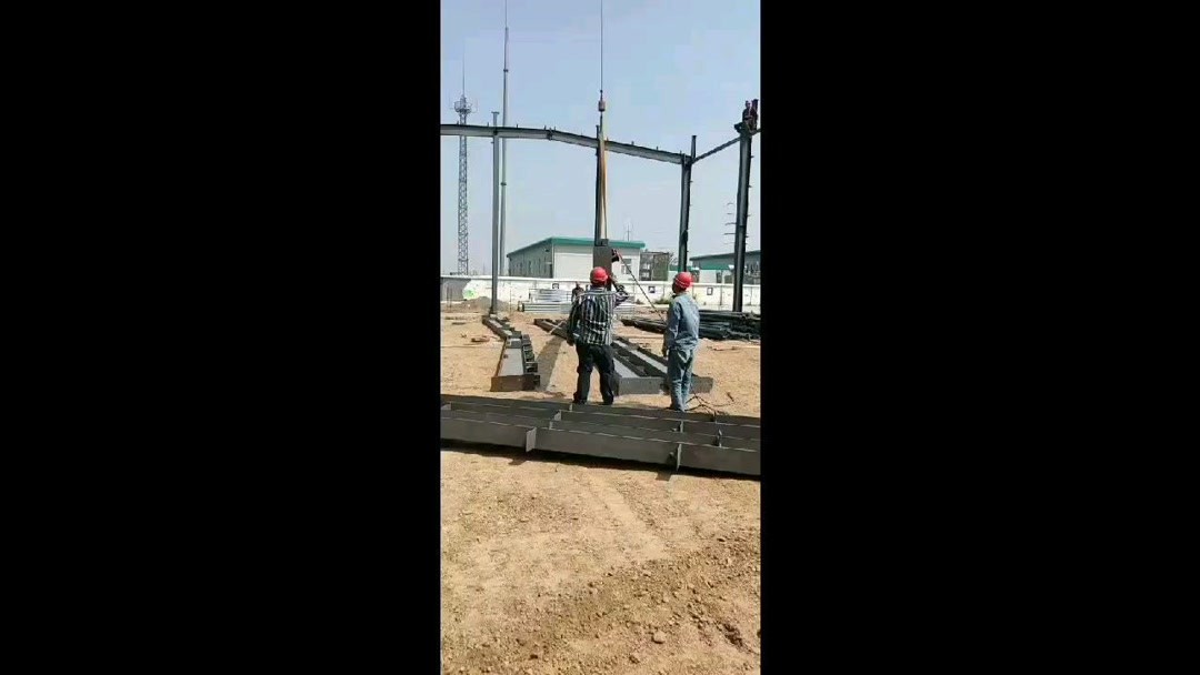钢结构厂房两辆吊车上梁安装人员协助,油罐之乡精英宋经理清包队
