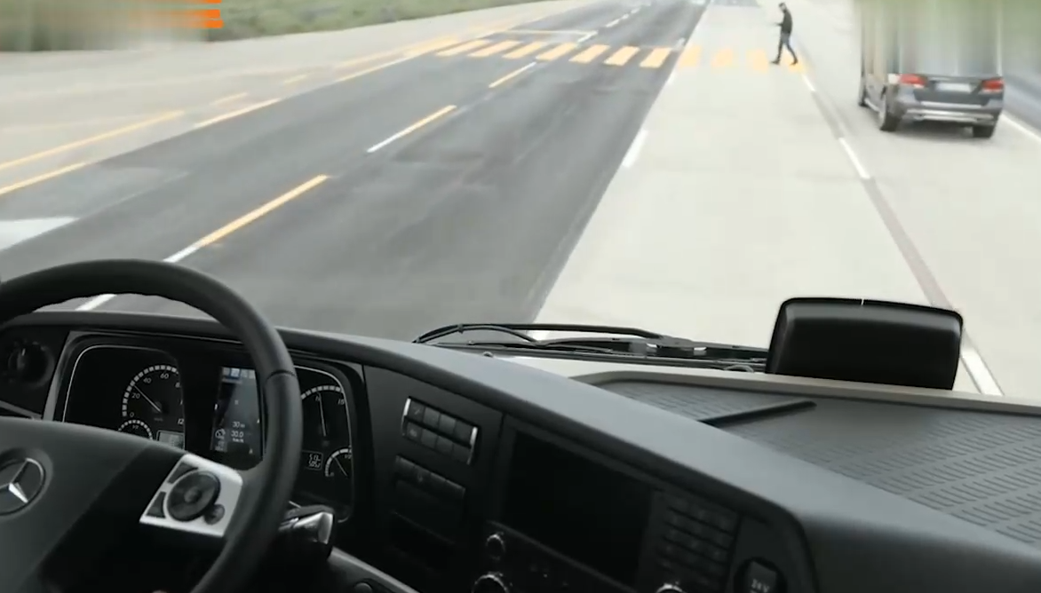 看到这台奔驰重卡制动辅助系统,我只想说,进口车真厉害