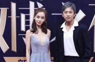 微博之夜,黄晓明孤单一人走红毯,Angelababy却和邓超惊艳亮相