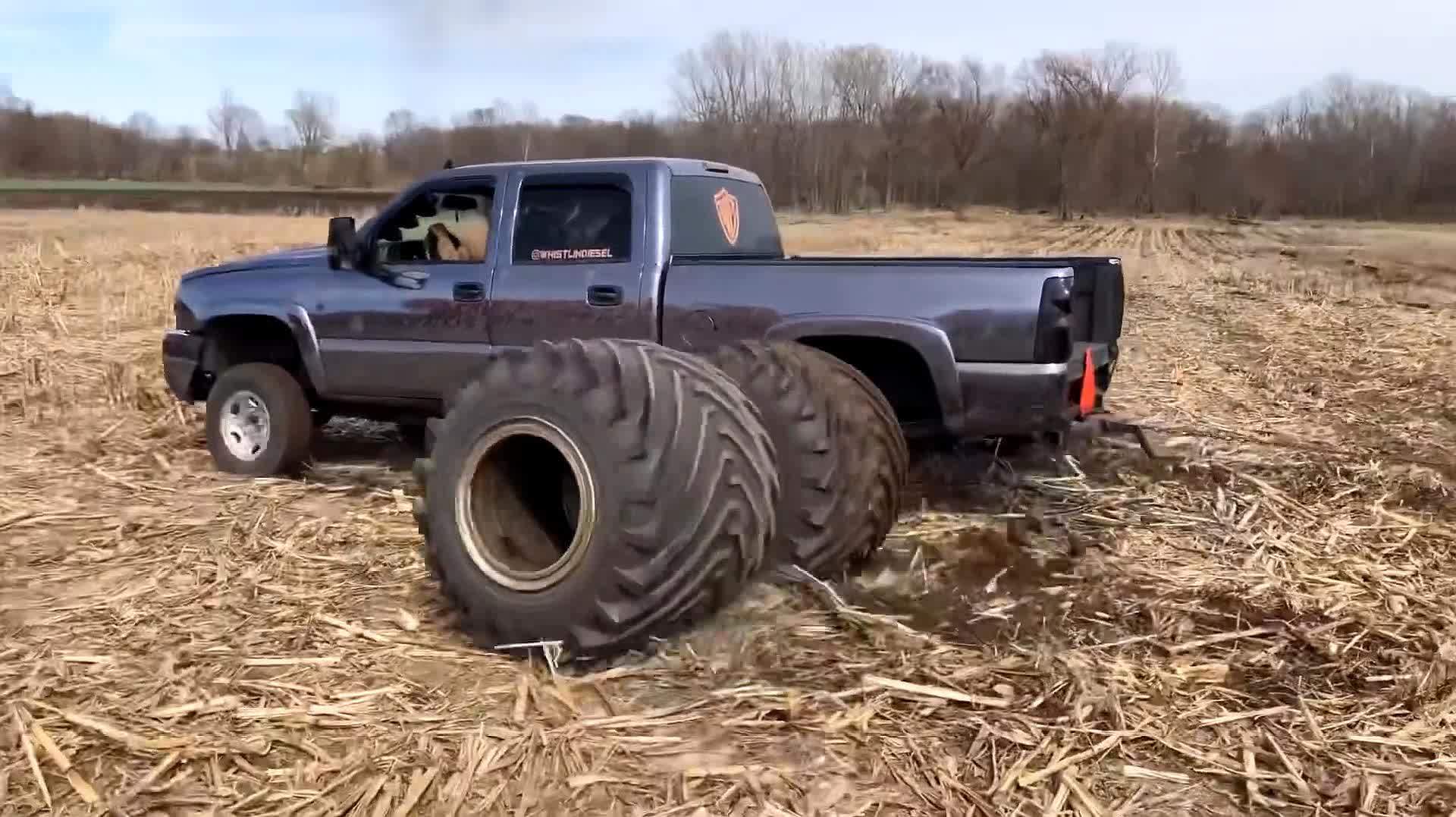 国外皮卡销量为啥那么好?多加俩轮胎就能犁地,用处真是大!