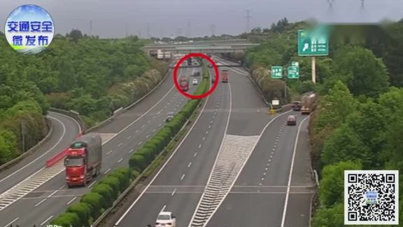 警示:乘车不系安全带 事故瞬间被甩落车外